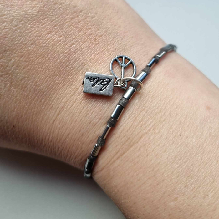 Peace Armband við Smáum Myrkagráum Perlum - Reinfann